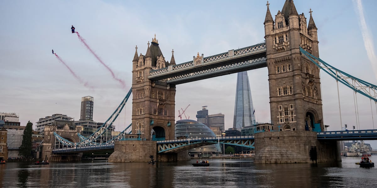 Two wingsuit flyers soar through London Tower Bridge!