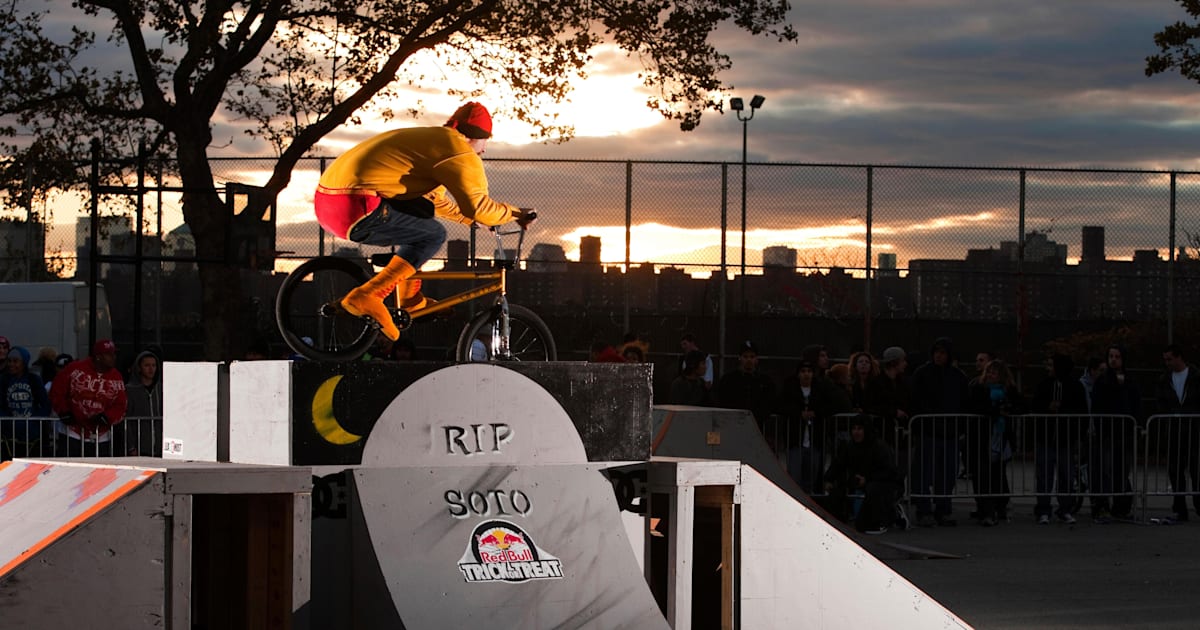 Spooky BMX action at Red Bull Trick or Treat