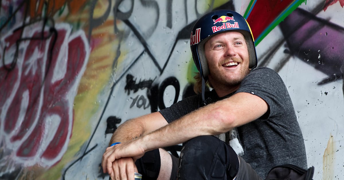 Vans le da la bienvenida a Mike "Hucker" Clark