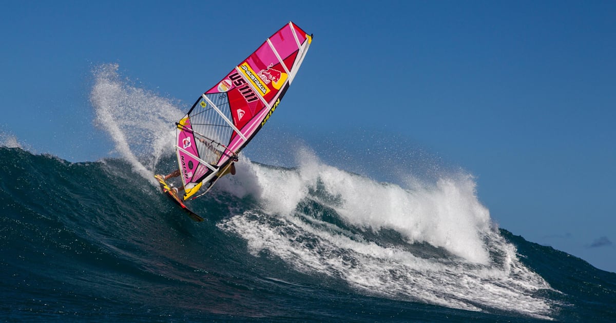 Robby Naish returns to action in Hawaii: video