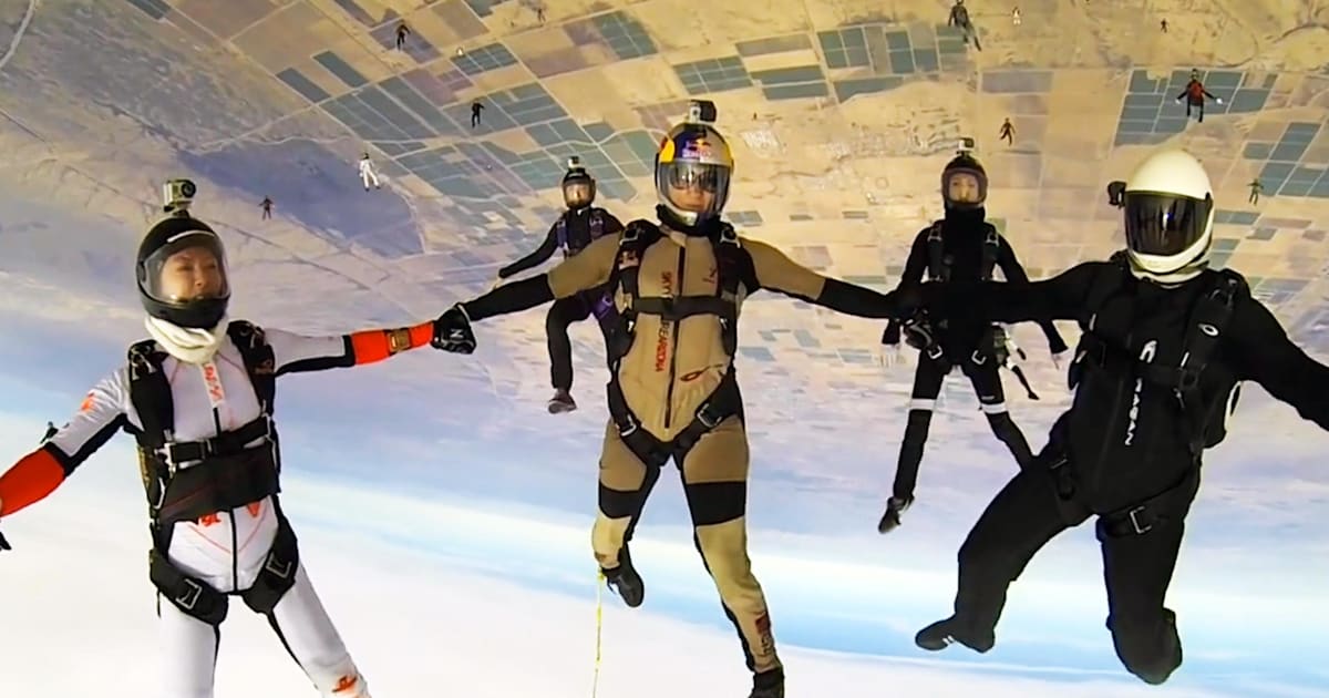 63명의 여자가 여자 스카이다이빙 세계 기록을 깨다