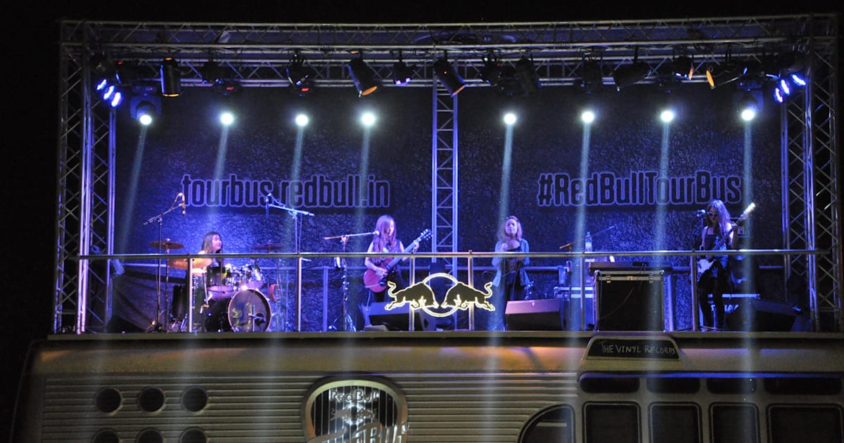 SKRAT Plays With The Vinyl Records