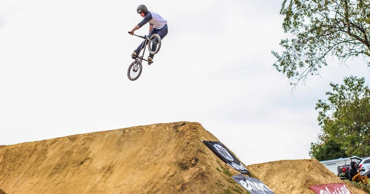 Double Cross: Two Riders Race Thru BMX Dirt Jumps