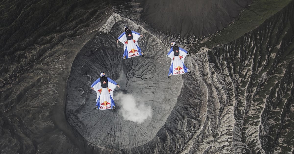 Полет Red Bull Sky Dive Team над вулканом