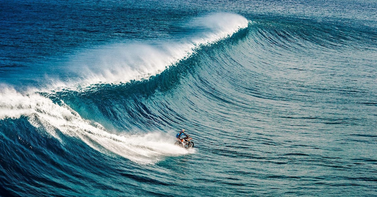 Robbie Maddison surfea con su moto en Teahupoo