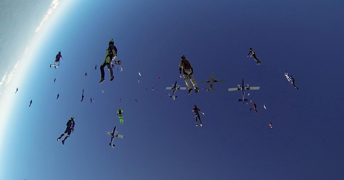 Un salto de récord: ¡164 personas en caída libre!