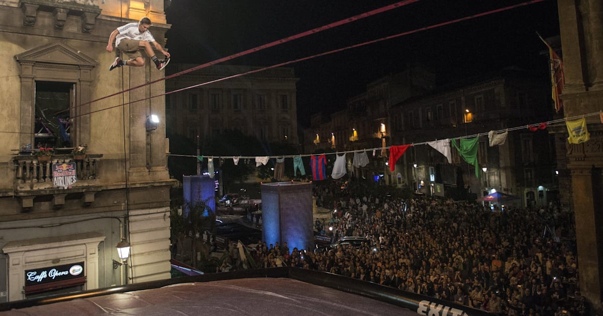 Foto - Slackline a Catania con il Red Bull Airlines
