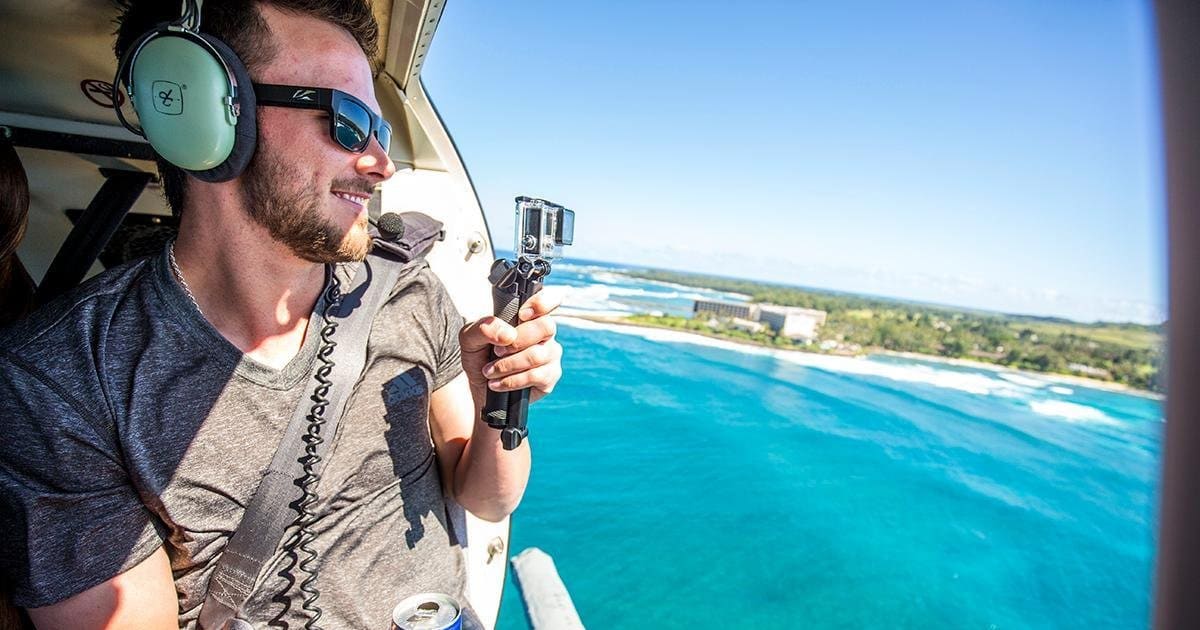 Kris Bryant Swims With Sharks in Hawaii