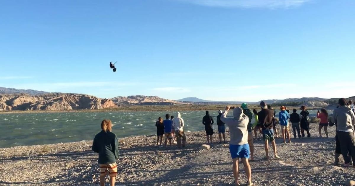 Jesse Richman supera un muelle de rocas