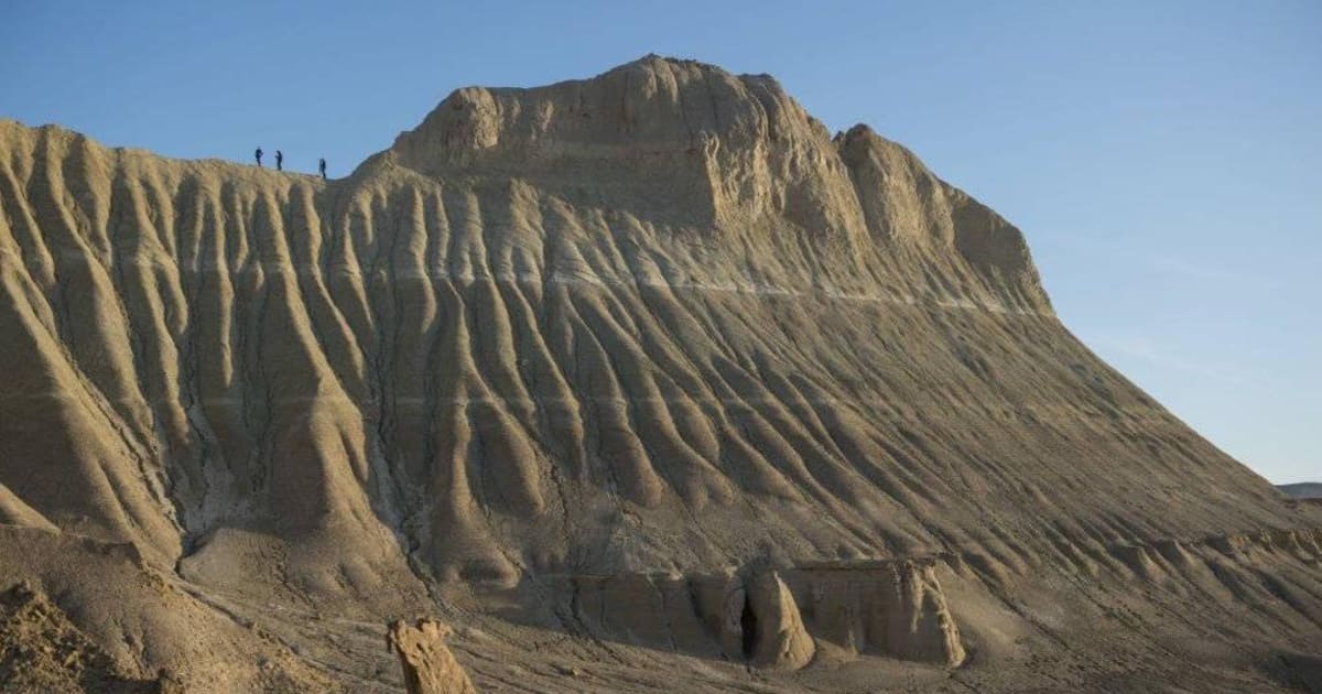 Snowmads: Fabian Lentsch conquers iranian sand spines