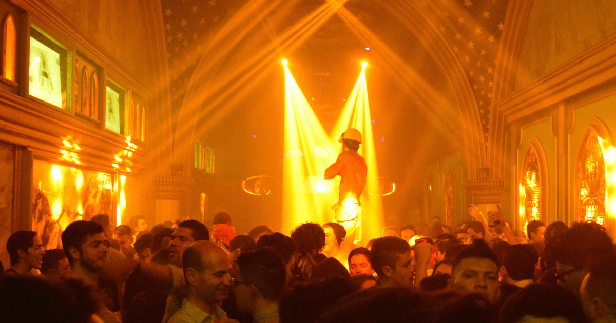 ¡Así es Theatron, para vivir la rumba a otro nivel!