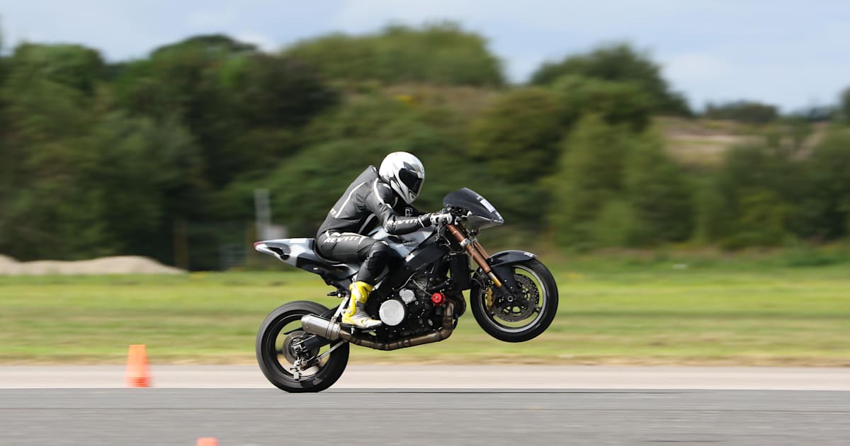 Récord del mundo de caballito en moto: ¡a 343 km/h!