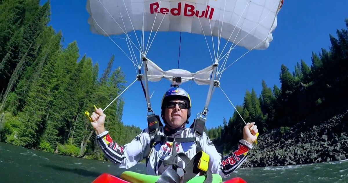 Vidéo : Il saute en parachute...avec un kayak