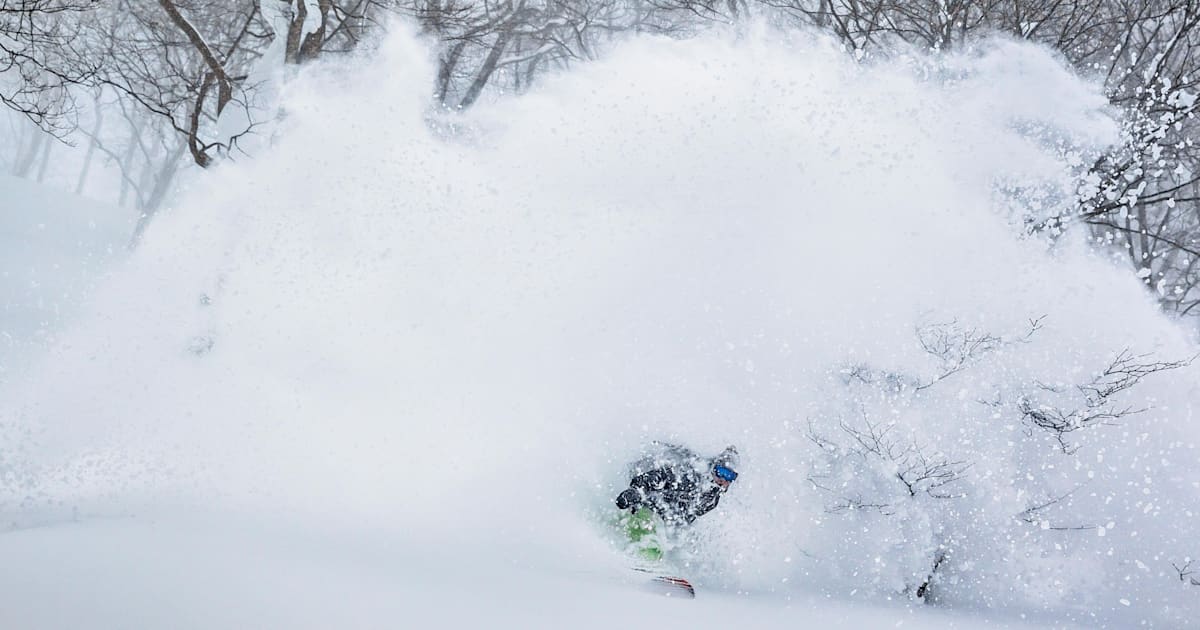 Travis Rice hace snowboard en Japón