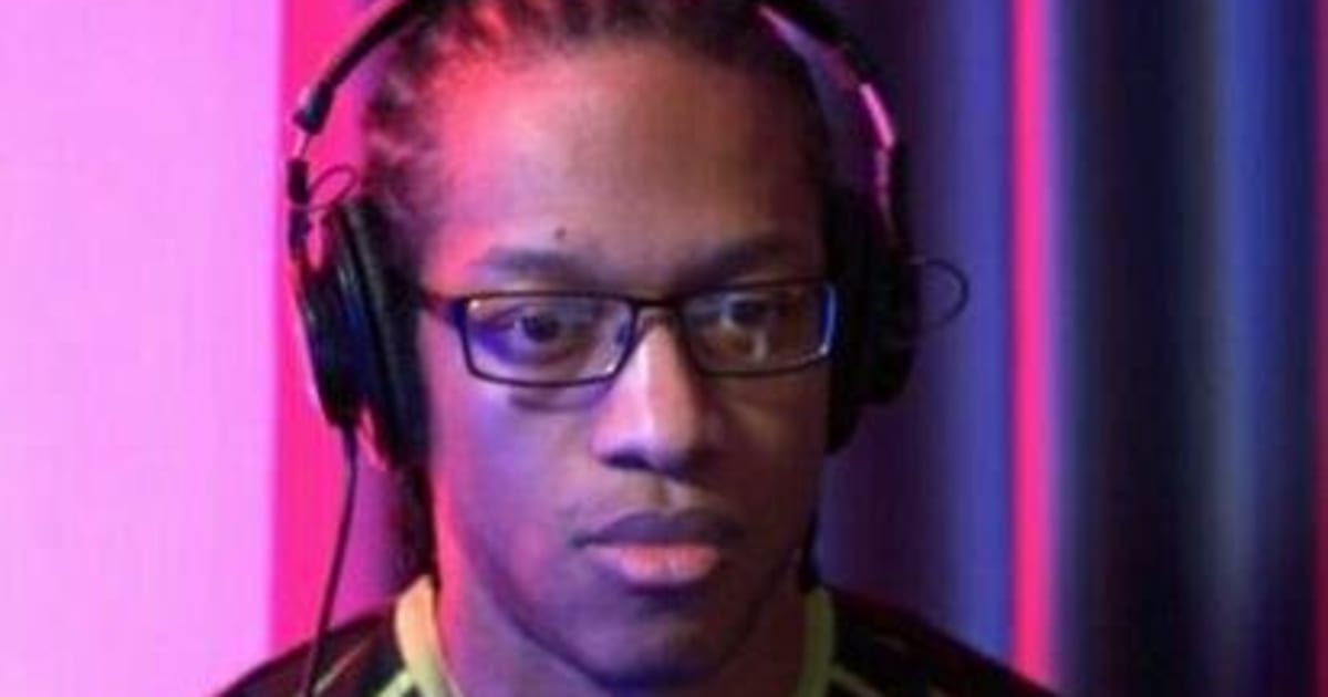 E-sports athlete Infexious entirely concentrated