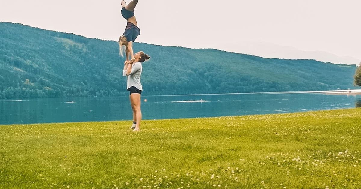 Acroyoga Session mit MTB Star Anna Gasser
