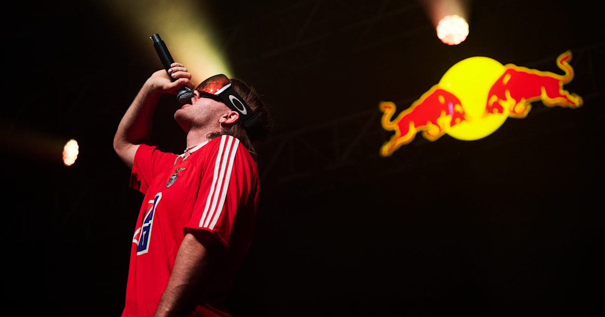 Walk on Stage - Ski Aggu