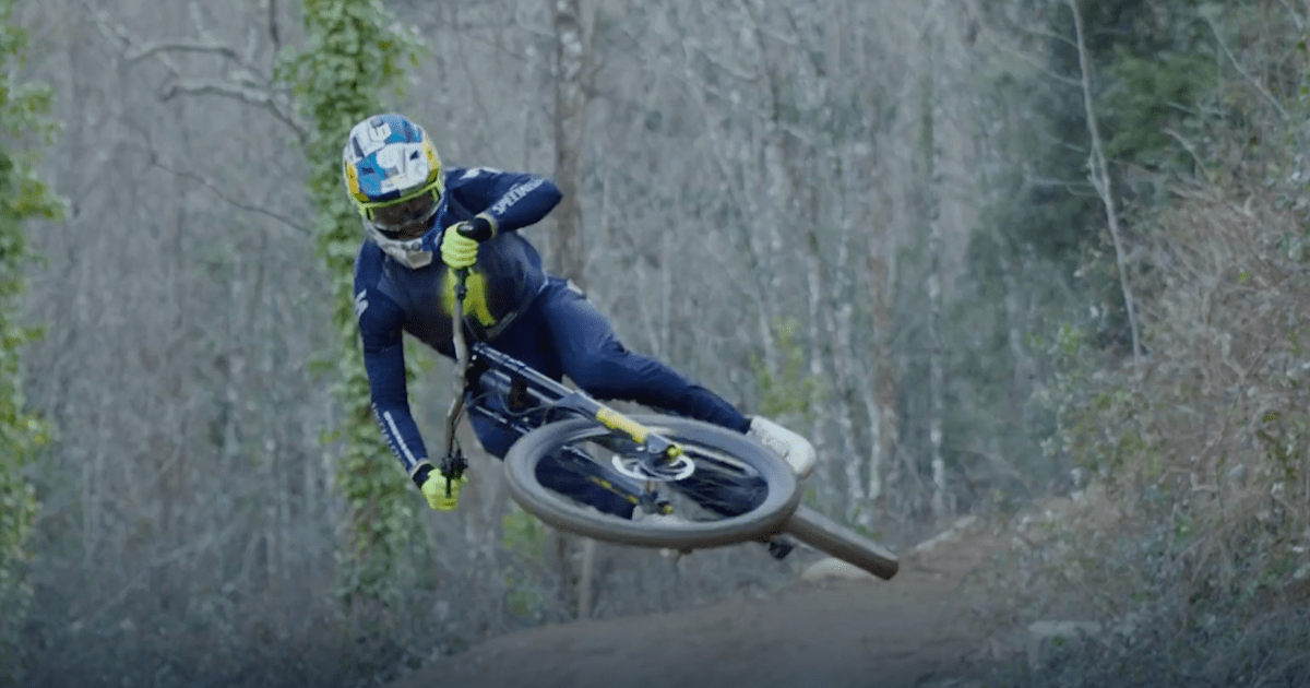 Loïc Bruni crée sa propre piste de VTT descente ! Vidéo