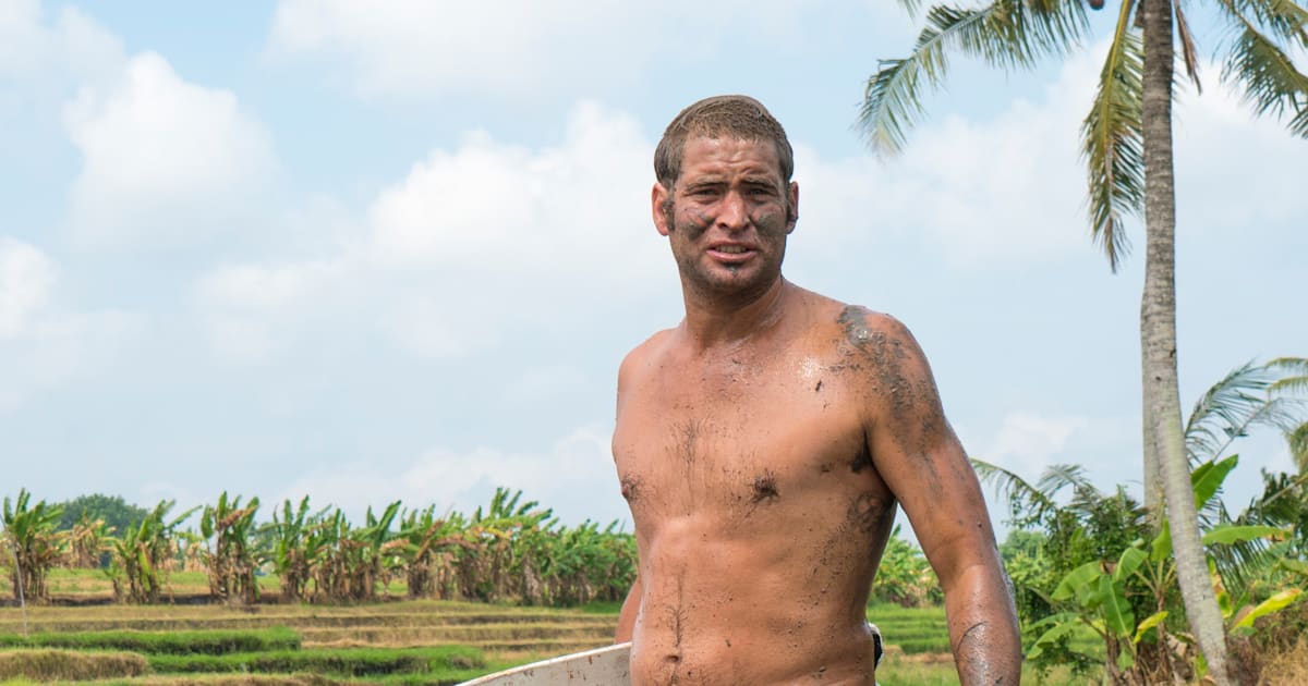 Who is JOB S6 E2: night surfing in Bali – video