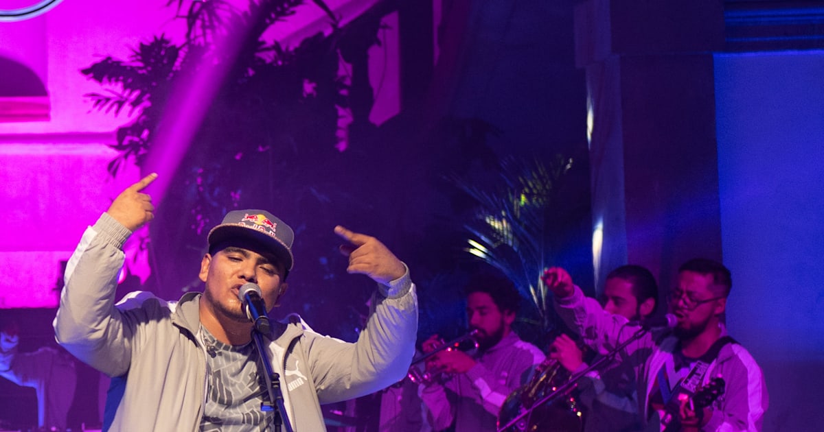 Mexican freestyle rapper Aczino: live video