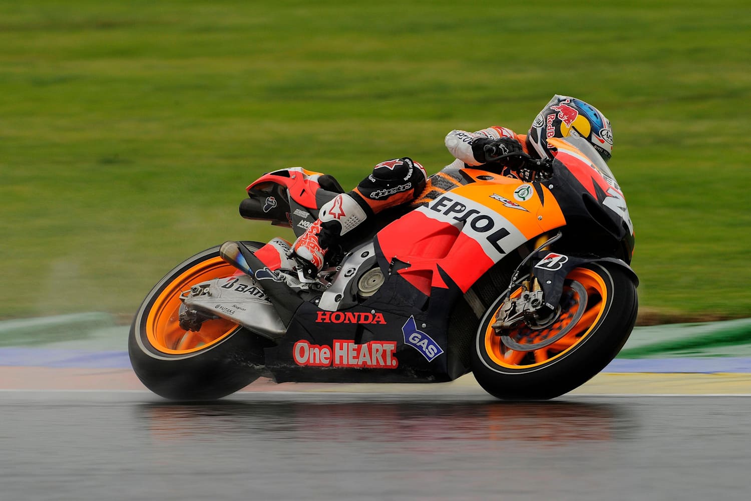 Pedrosa wins from the pits in season finale