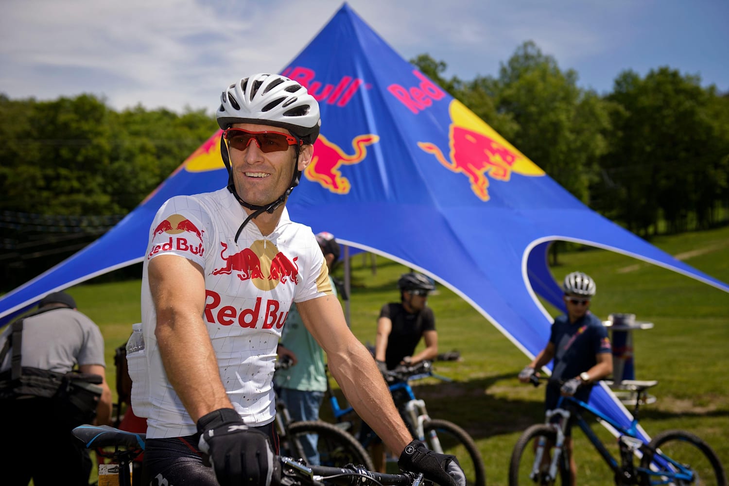 Mark Webber hits the slopes in Canada