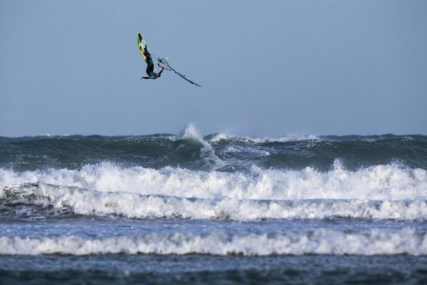 Vidéo : 10 gros tricks de windsurf en pleine tempête