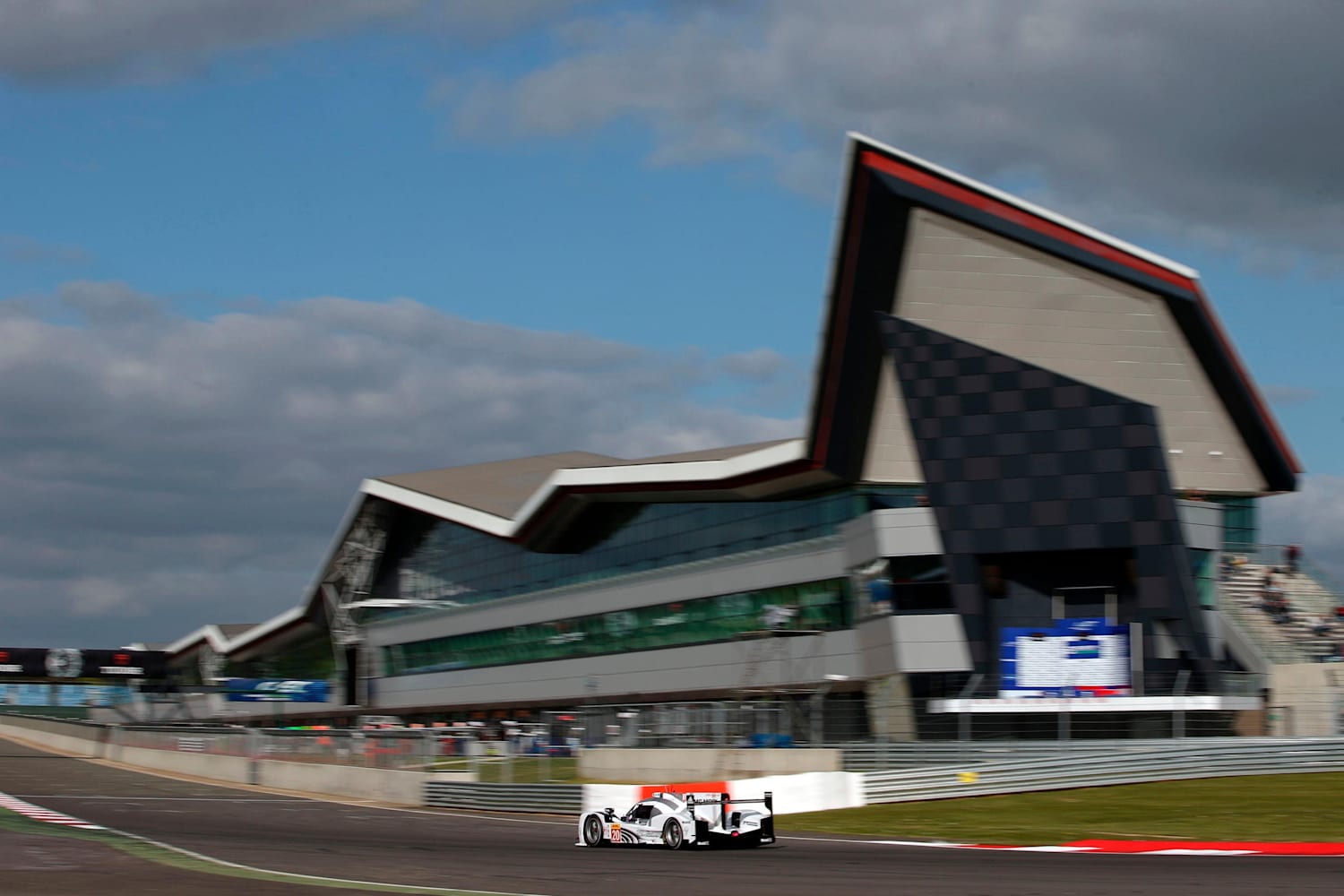 Racing Circuits: The greatest racetracks in the world