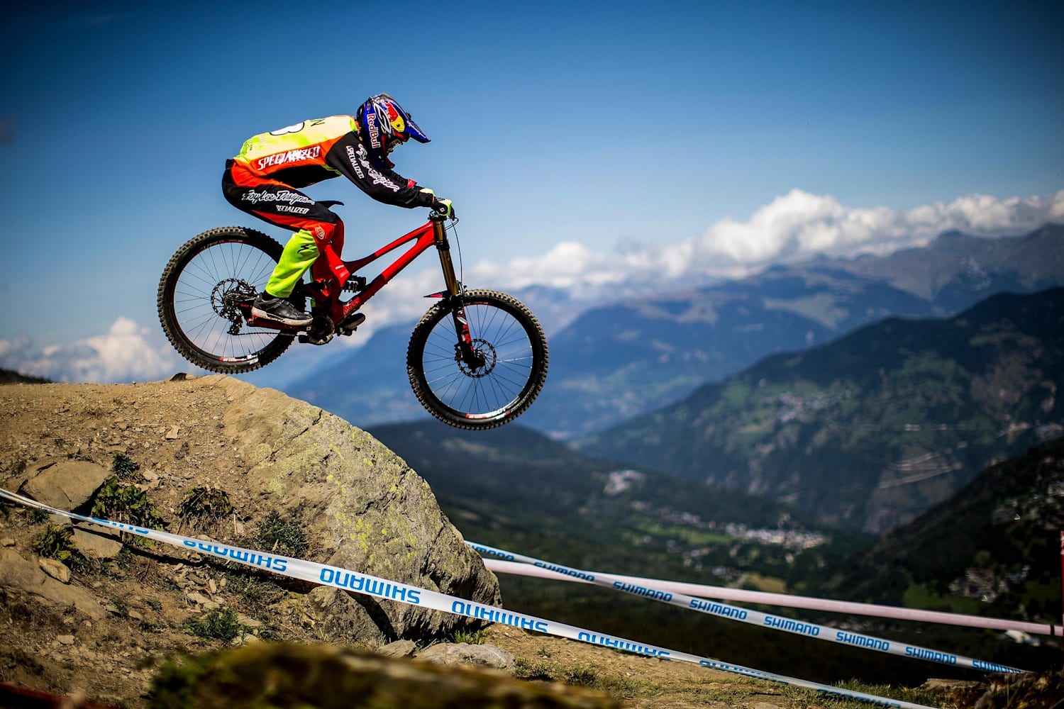 Vidéo: Entraînement DH de la coupe de l'UCI à Méribel