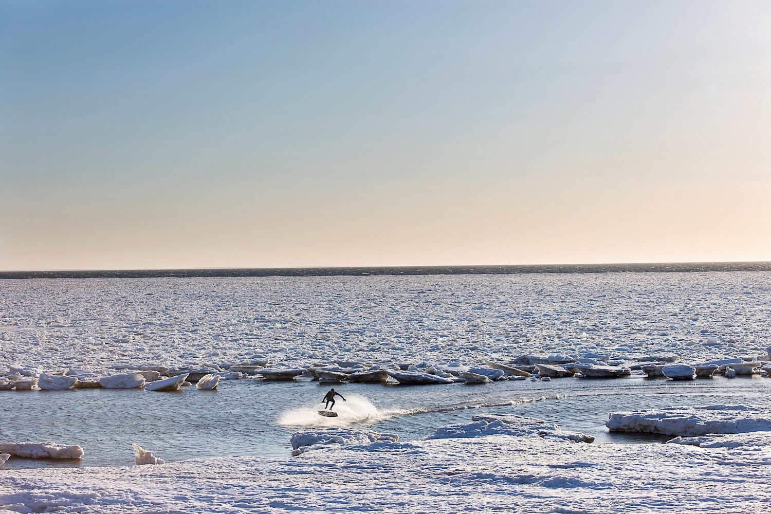 Brian Grubb beim Eisberg-Wakeskaten in Cape Cod