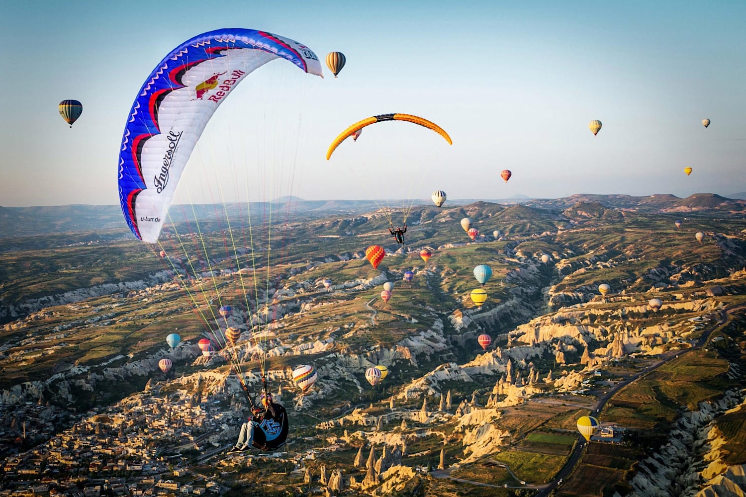 See three pilots set a paragliding record together