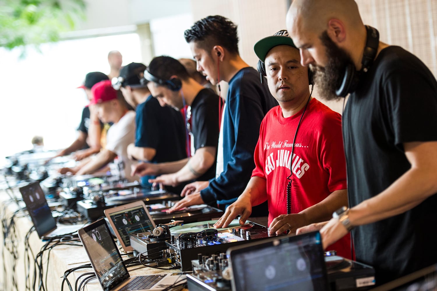 40 DJs Scratch Circle!