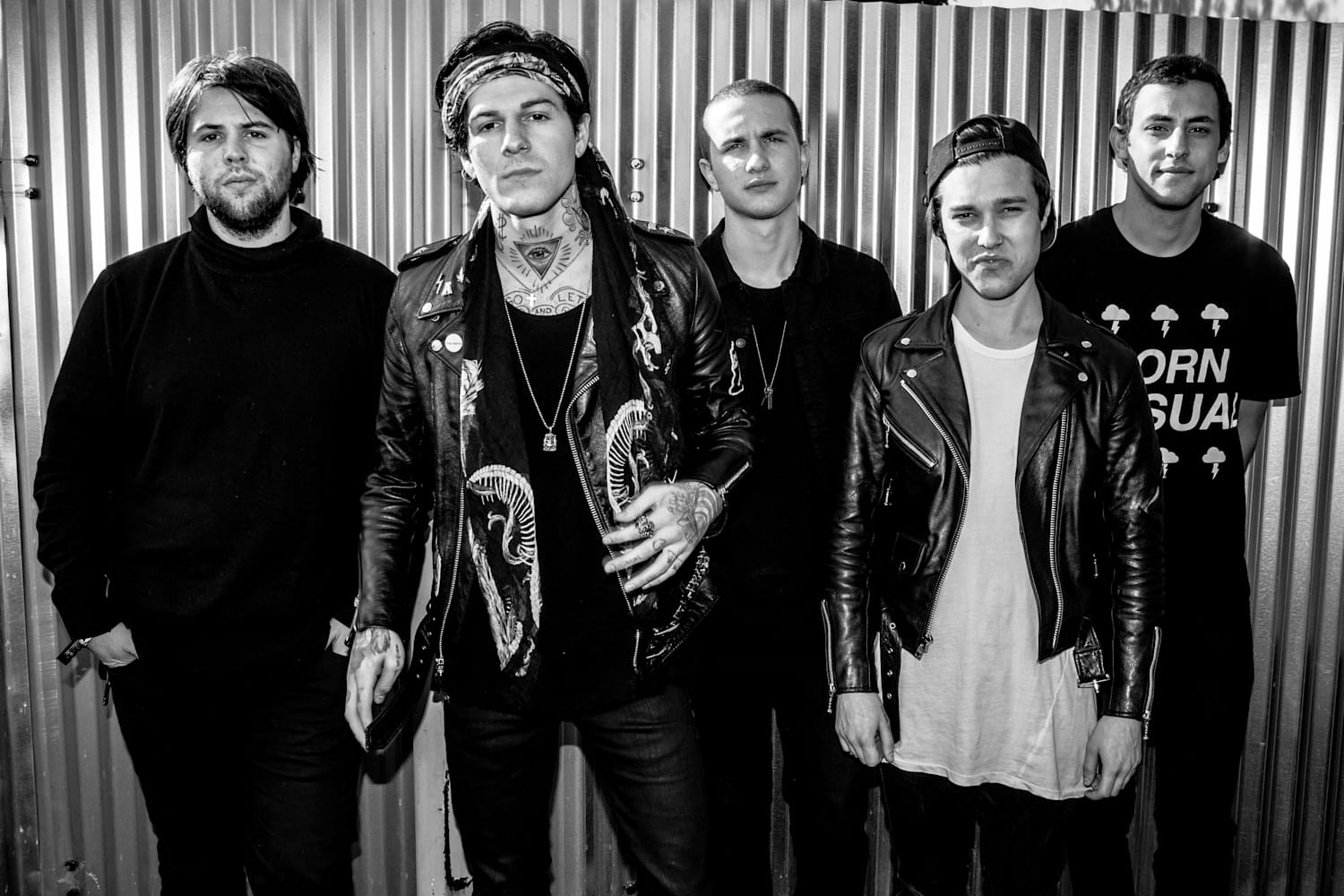 The Neighbourhood: Entrevista de rock en blanco y negro