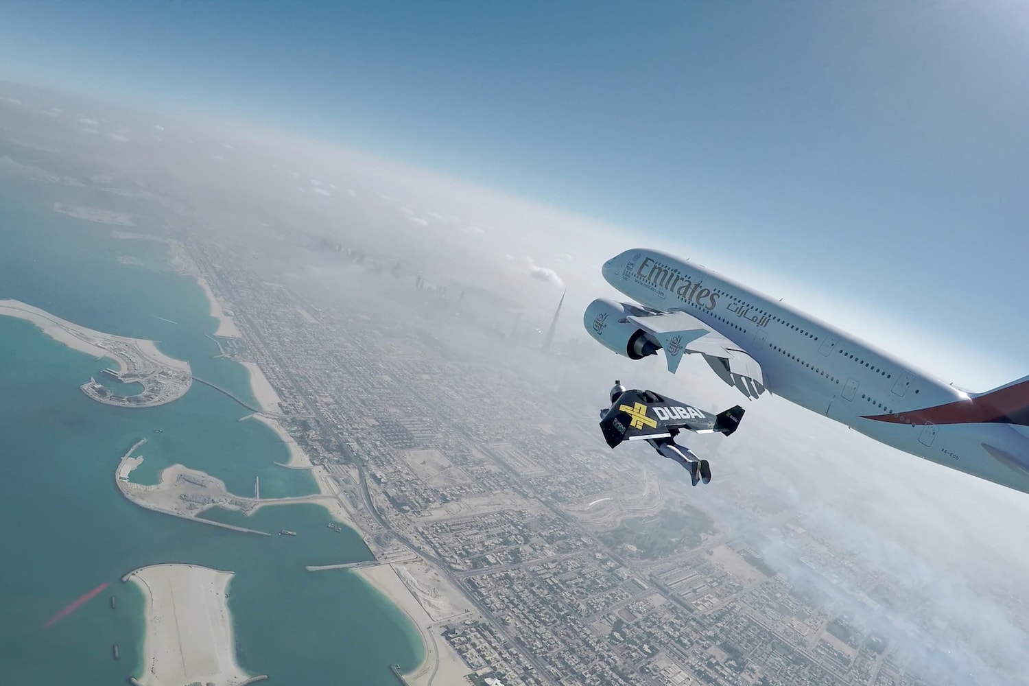 Vuelo jetpack a propulsión junto a un avión Airbus