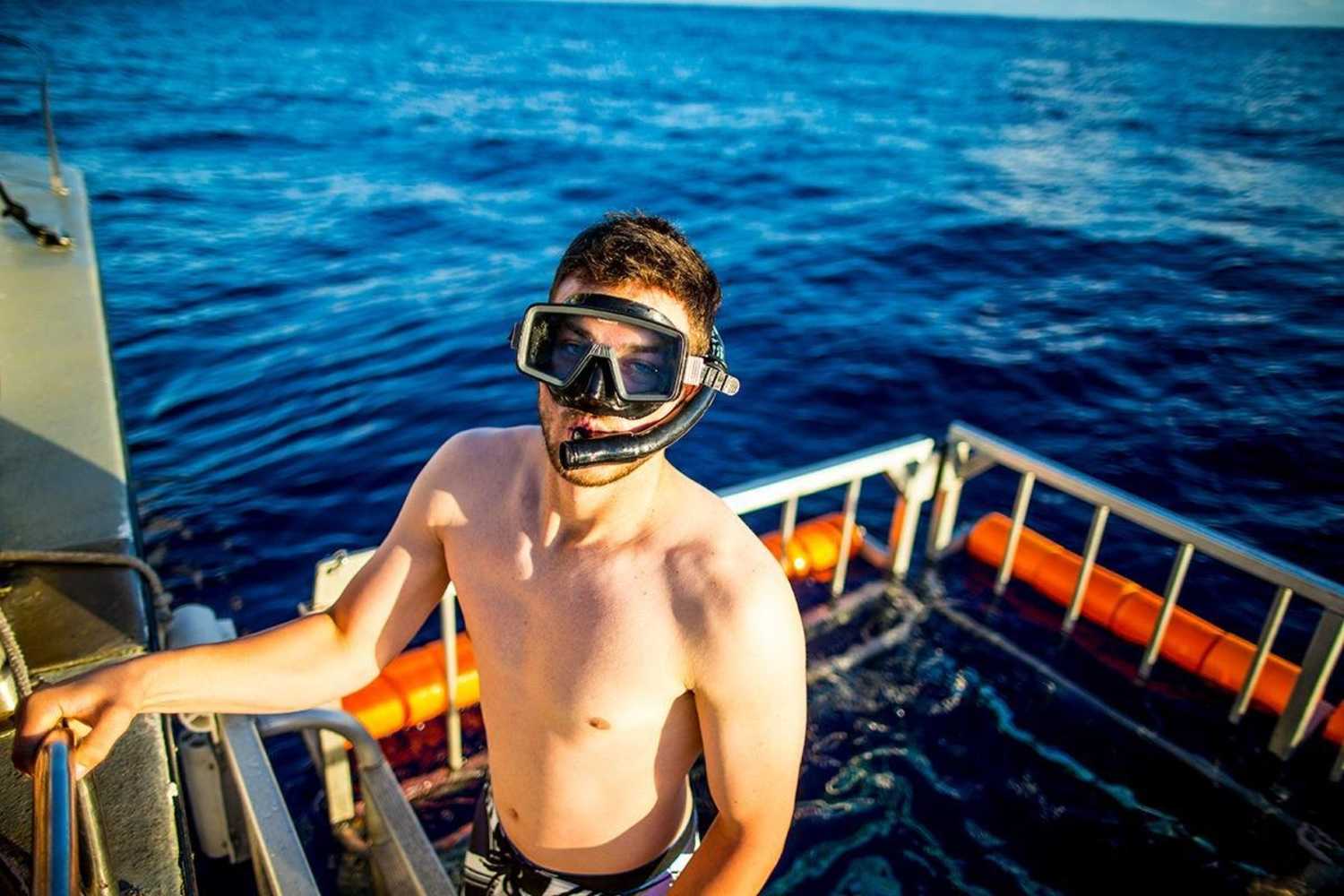 Kris Bryant Swims With Sharks in Hawaii