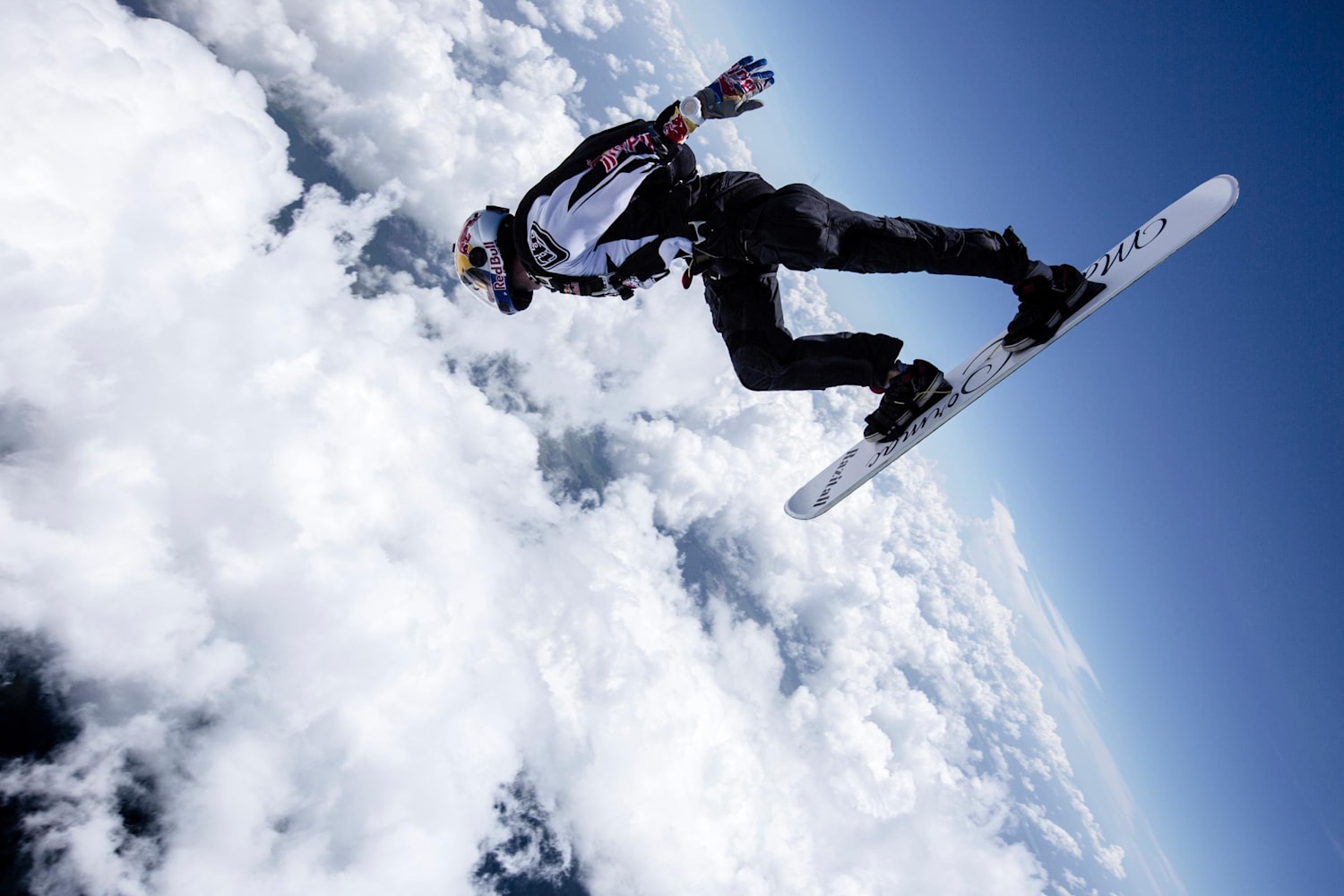 Skysurfing i tordenskyer/ Sean MacCormac skysurfer