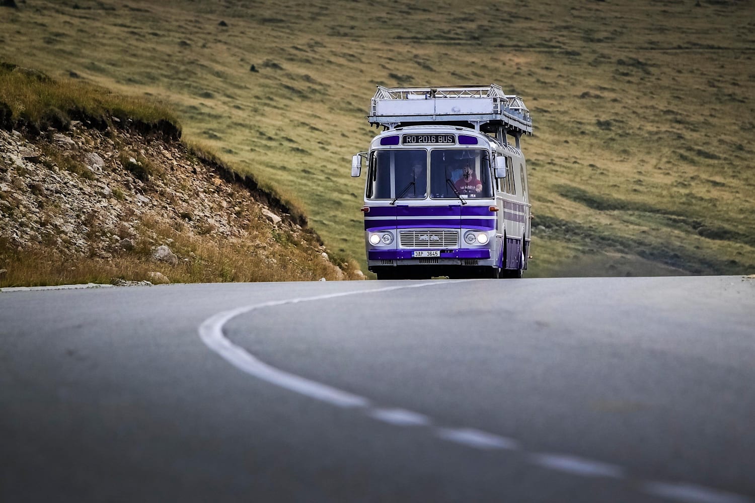 Red Bull Tour Bus: Turneu cu Subcarpati In Imagini