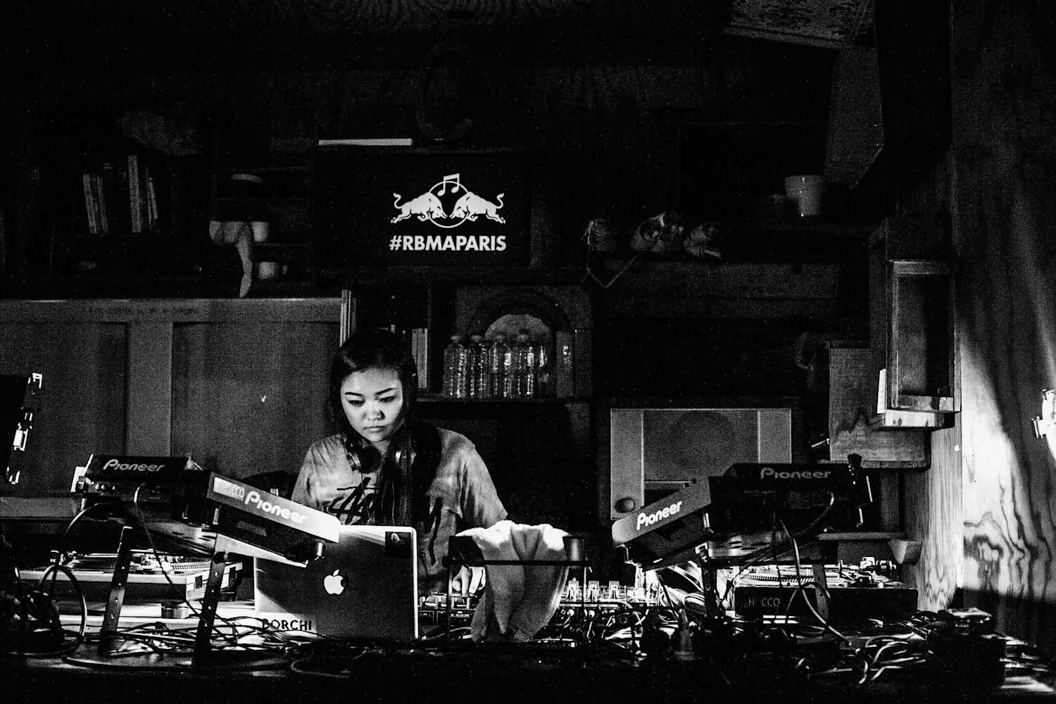 매력적인 미소를 머금고 돌아온 그녀!