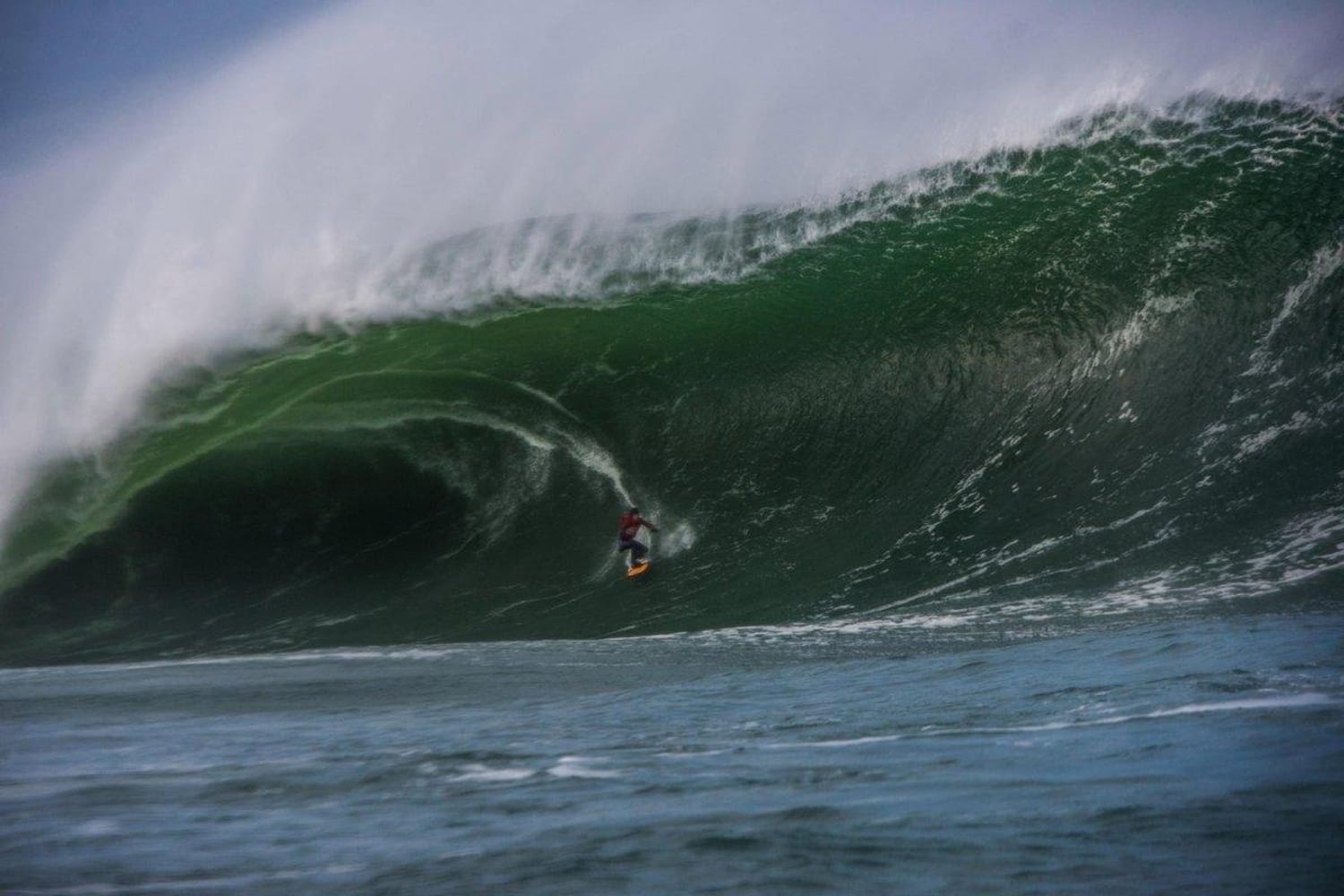 Surf sur les grosses vagues d'Irlande en hiver ! Vidéo