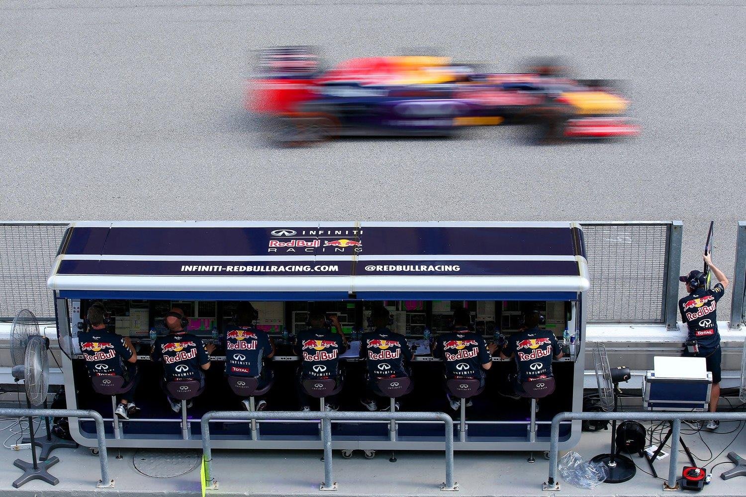 Veja como a Red Bull Racing monta sua garagem na F-1