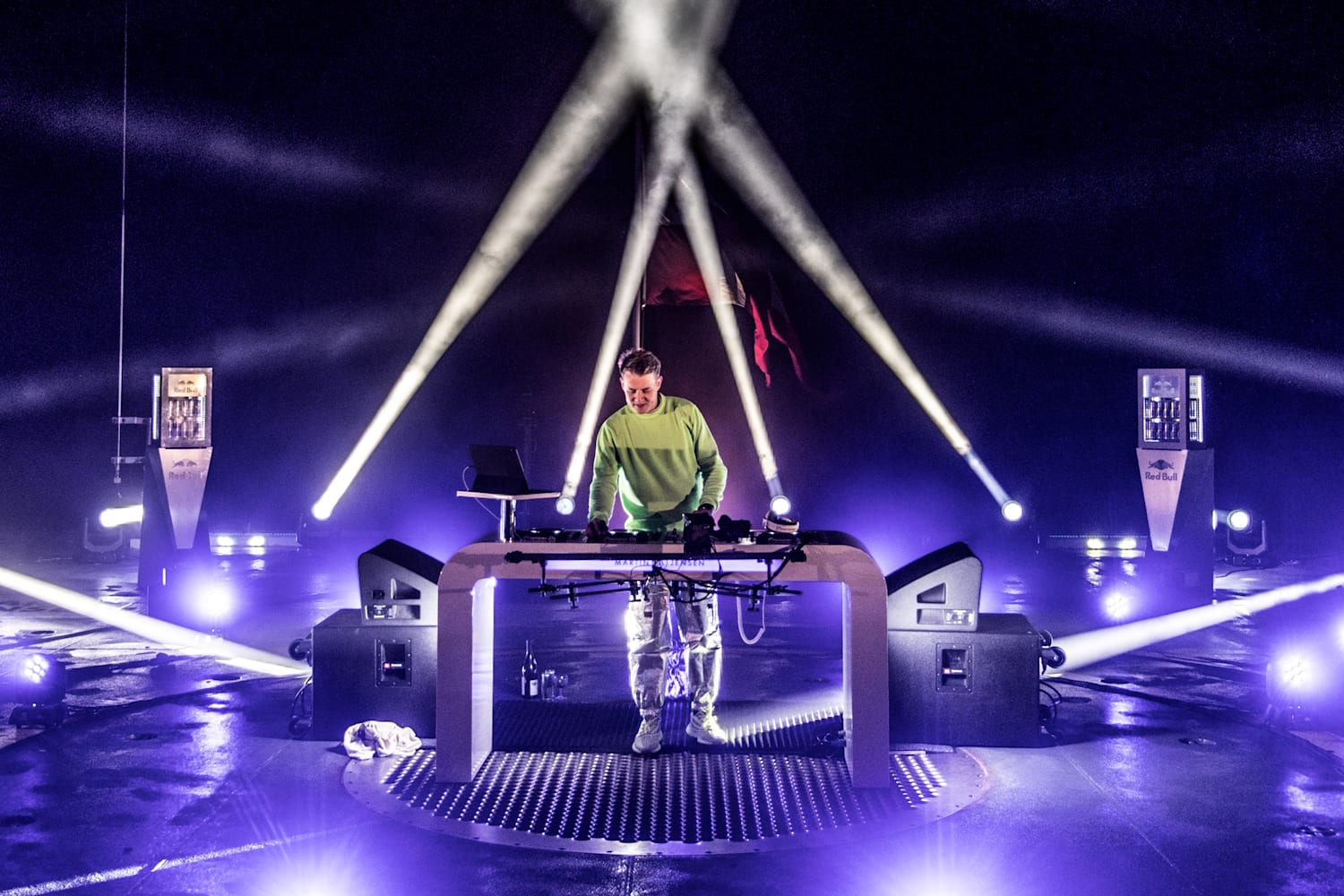 Se de bedste billeder fra DJ Martin Jensens liveset på fregatten Niels Juel