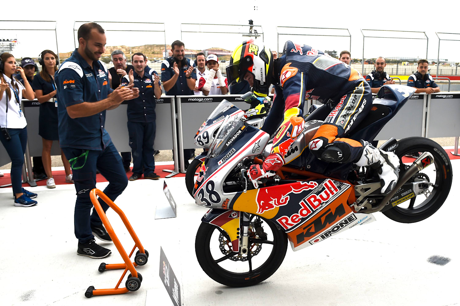 Get Ready to Race S1 E3: Race bike suspension – video