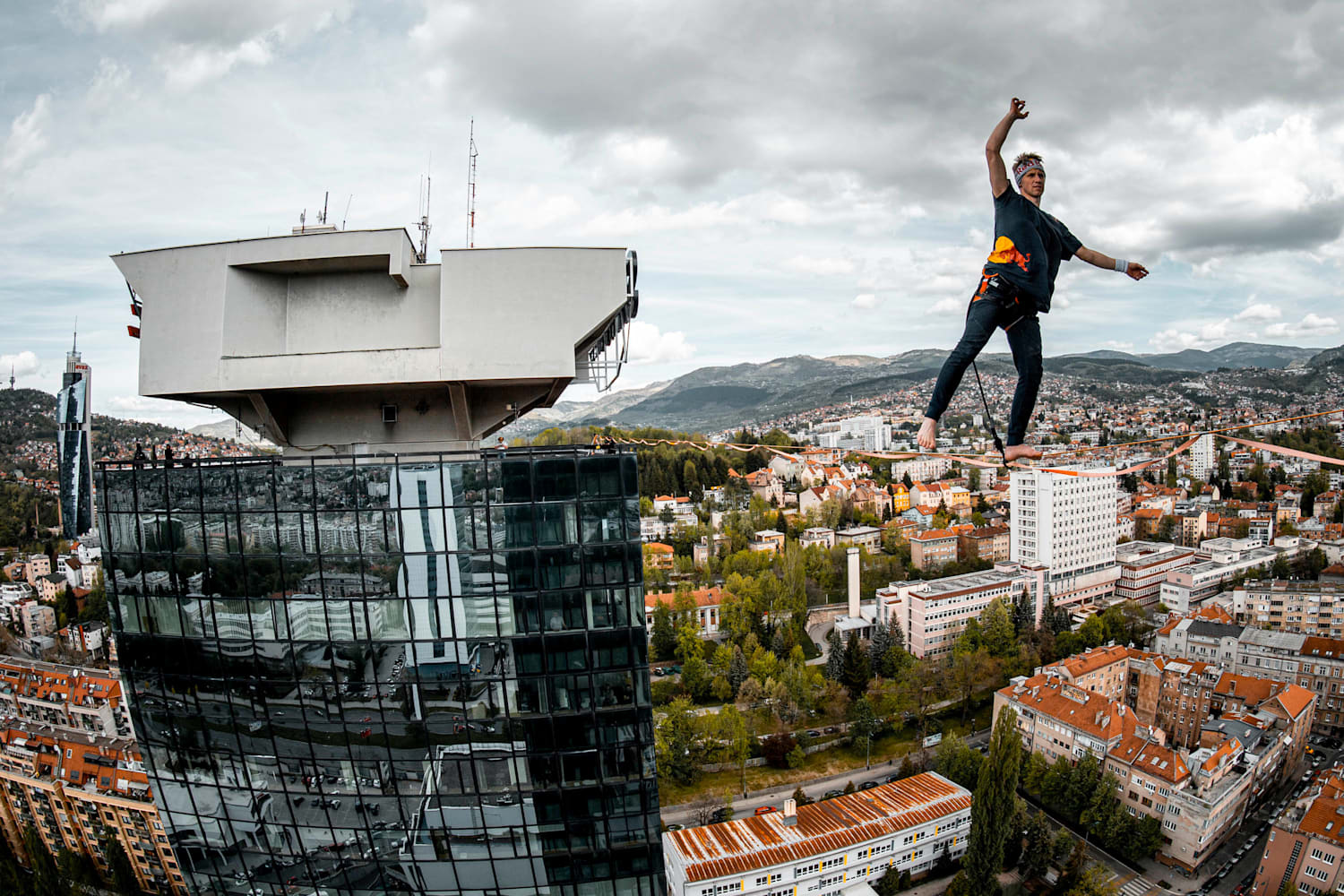 Pogledajte kako izgledaju trikovi na užetu između nebodera u Sarajevu
