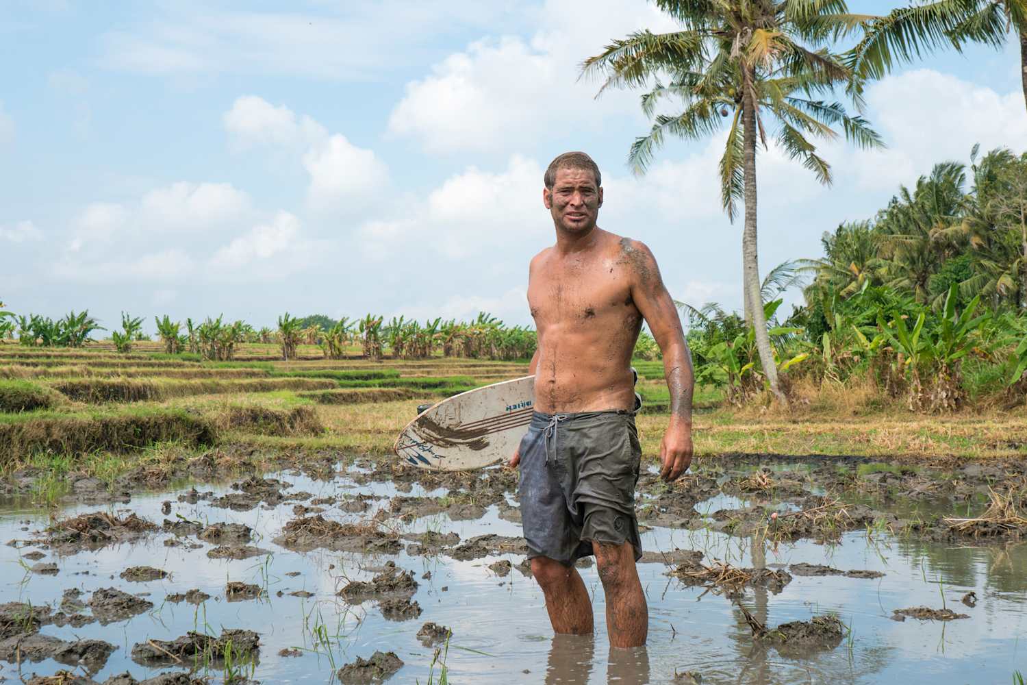 Who is JOB S6 E2: night surfing in Bali – video