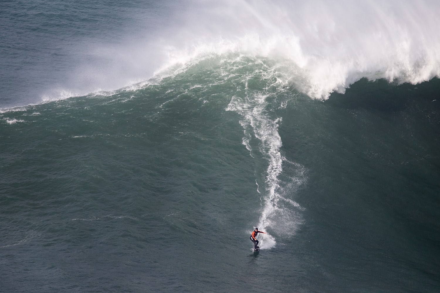 Surf Sessions S1 E2: Huge swells in Nazare – video