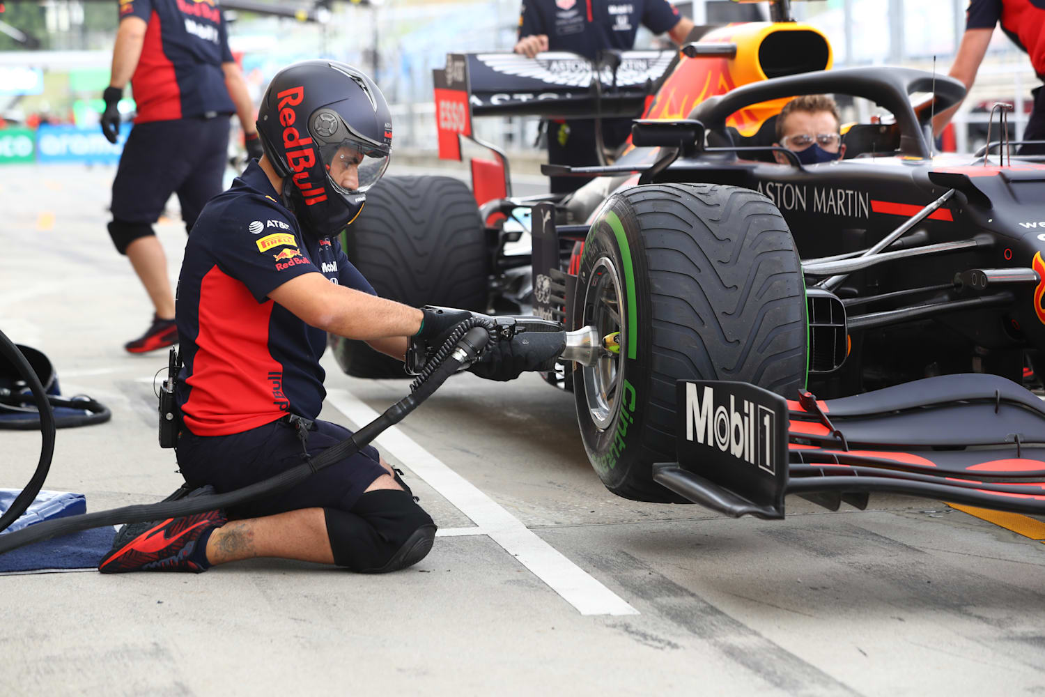 F1 피트 스톱이 빠를 수밖에 없는 이유 - 글로벌 모터스포츠