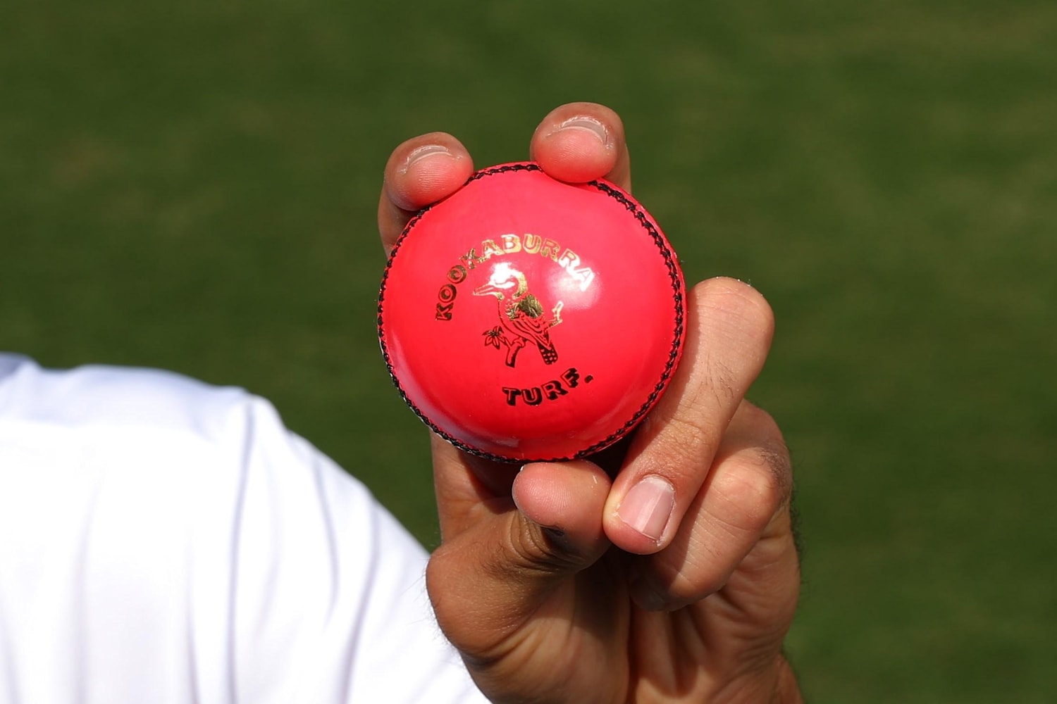 what colour balls are used in cricket