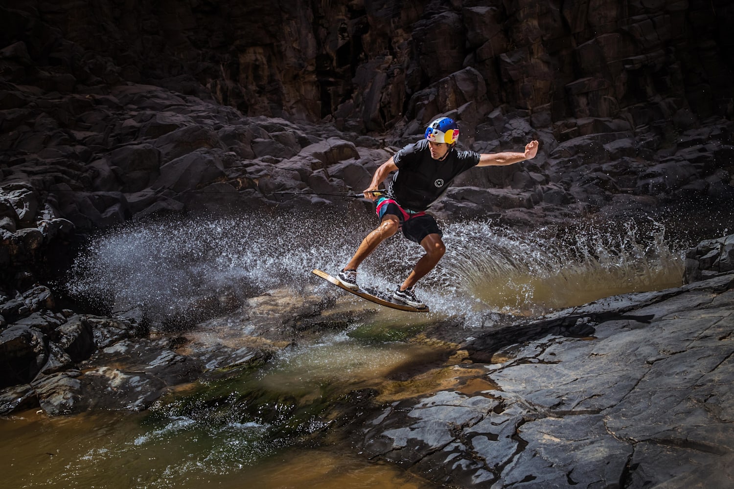 difference between wakesurf and wakeboard