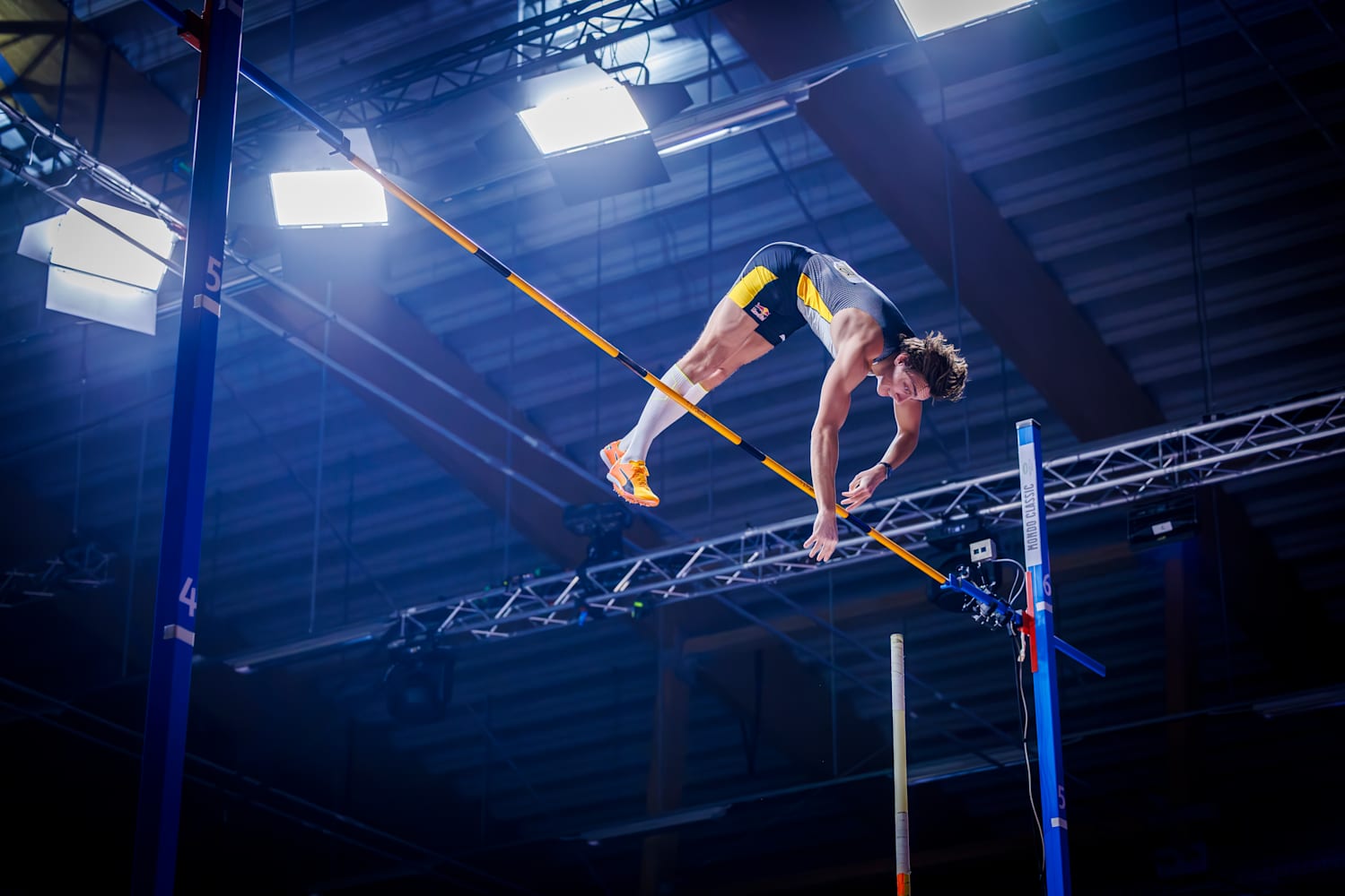 pole vault pole snaps