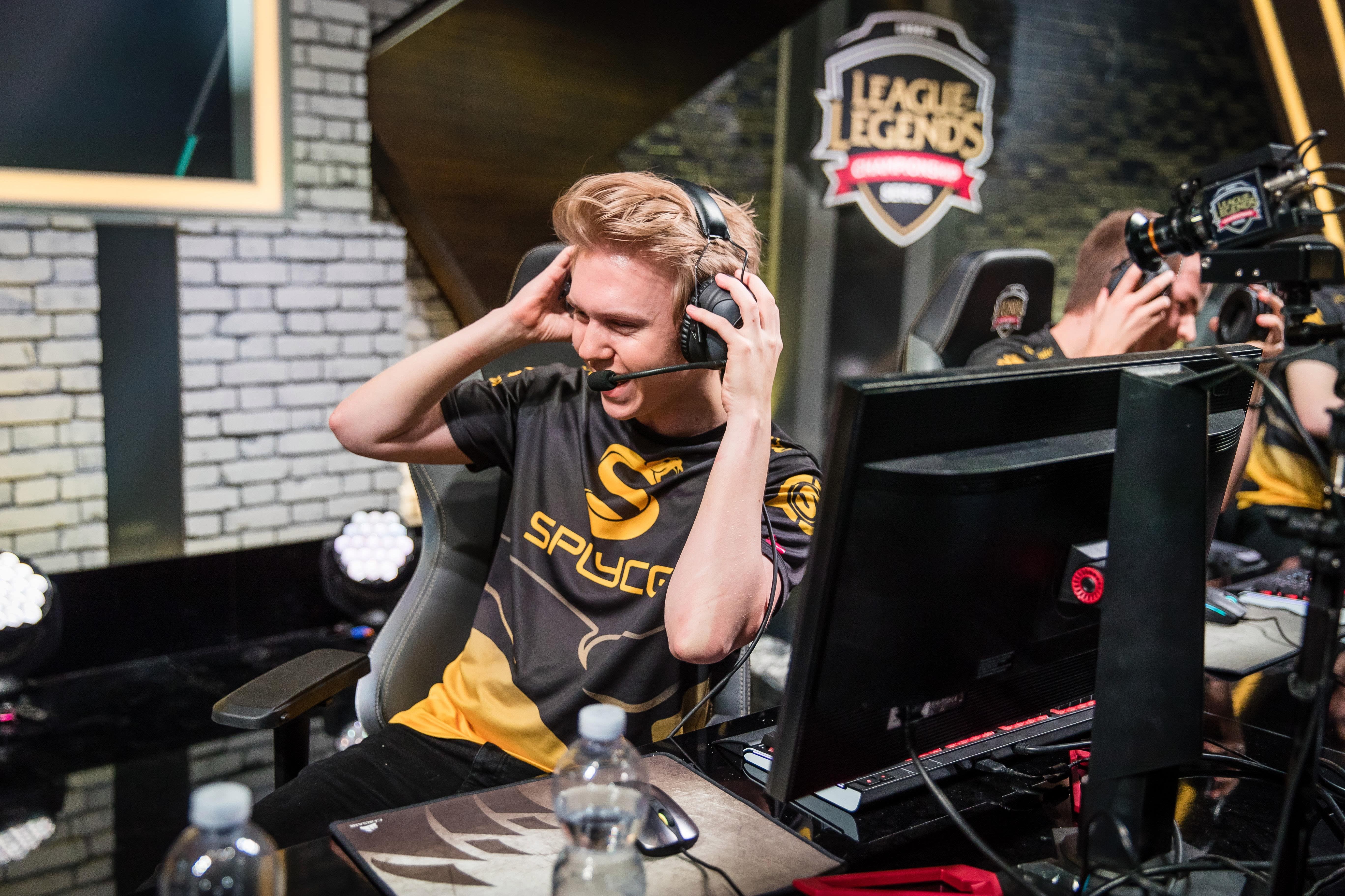 Pro esports players talk soundproof booths | Red Bull